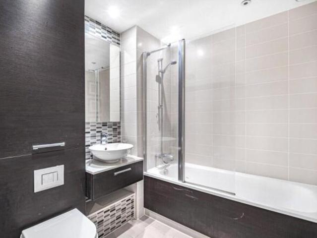3 bedroom apartment for rent in Glengarnock Avenue, London, E14