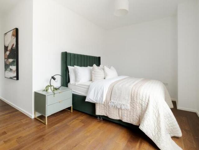 3 bedroom apartment for rent in Gransden Avenue, London, E8