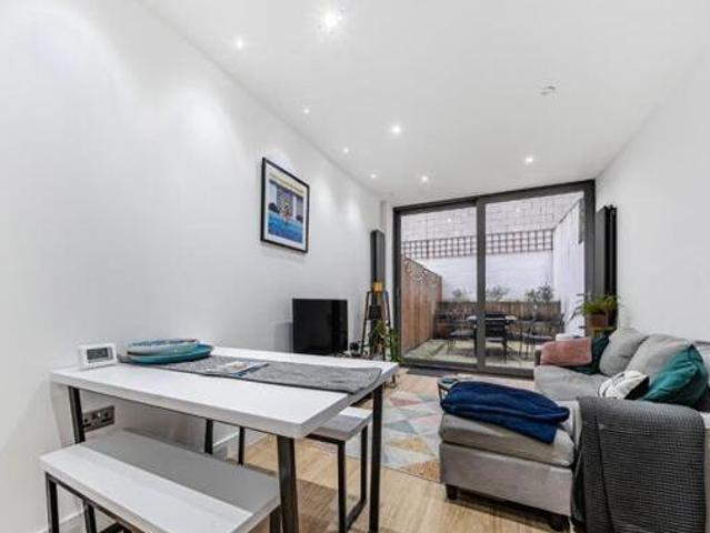 3 Bedroom Apartment For Rent In Greenwich, London