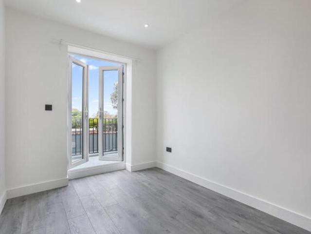 3 bedroom apartment for rent in Grosvenor Avenue, Carshalton, SM5