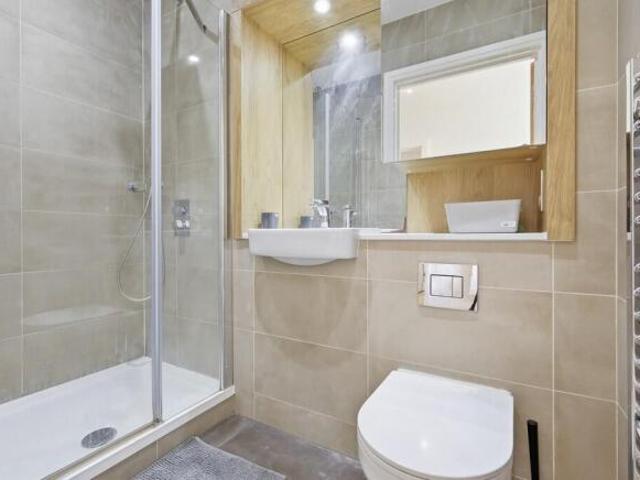 3 bedroom apartment for rent in Grove Park, London, NW9
