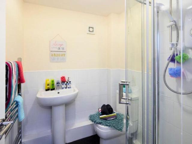 3 bedroom apartment for rent in Hyde Park Road, Leeds, LS6