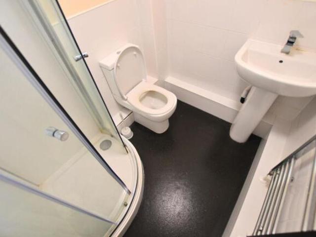 3 bedroom apartment for rent in Hyde Park Road, Leeds, LS6