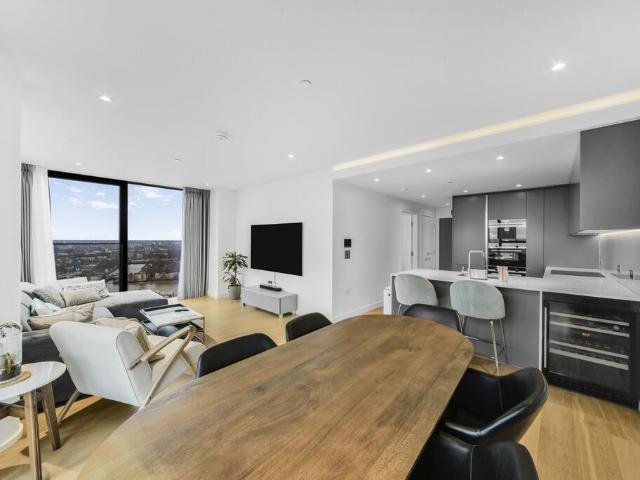 3 bedroom apartment for rent in Hampton Tower, Canary Wharf E14