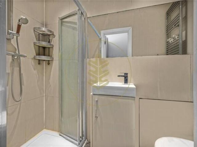 3 bedroom apartment for rent in Hendale Avenue, London, NW4