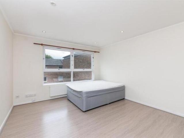 3 bedroom apartment for rent in Henderson Drive, NW8