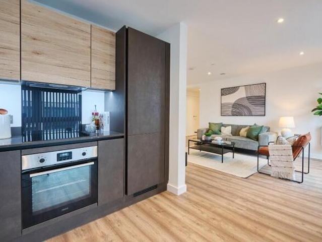 3 bedroom apartment for rent in Herschel Street, Slough, Berkshire, SL1