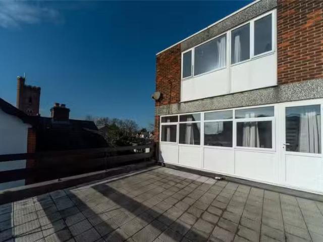3 bedroom apartment for rent in High Street, Epping, Esinterac.
