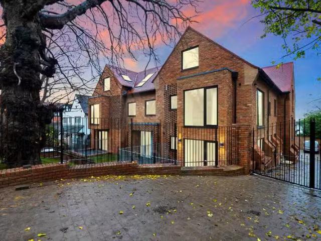 3 bedroom apartment for rent in High Road, Loughton, Esinterac.