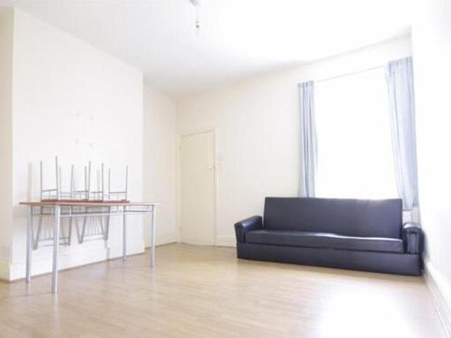 3 Bedroom Apartment For Rent In Ilford, London