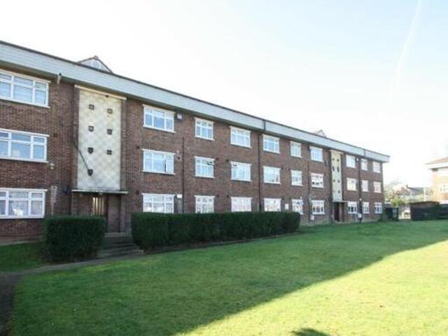 3 Bedroom Apartment For Rent In Ilford, London