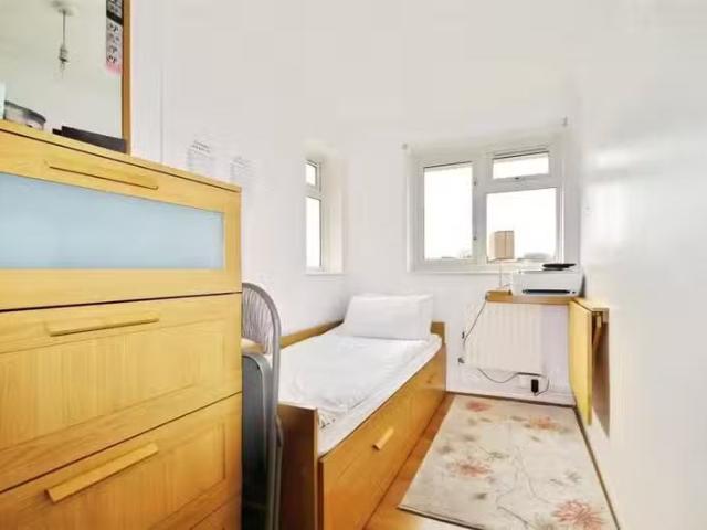 3 bedroom apartment for rent in Lane Close, Addlestone, Surrey.