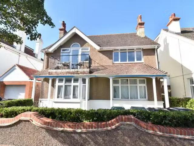 3 bedroom apartment for rent in Langdale Gardens, Hove, BN3