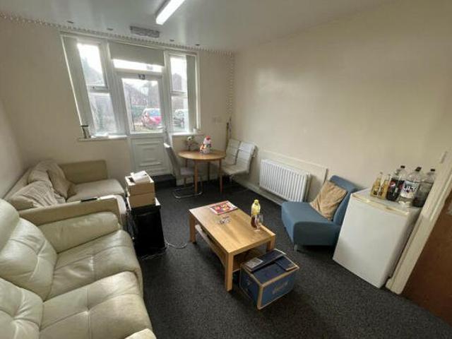 3 Bedroom Apartment For Rent In Leeds, West Yorkshire