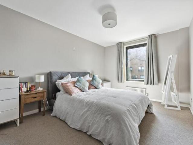 3 bedroom apartment for rent in Lion Court, E1W