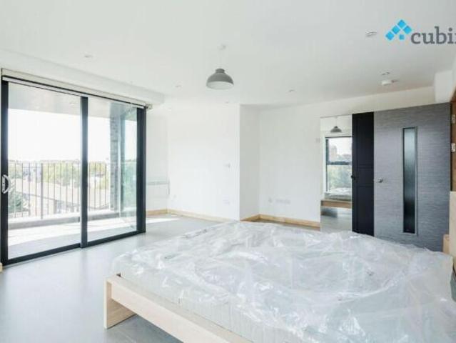 3 bedroom apartment for rent in Lowth Road, London, SE5