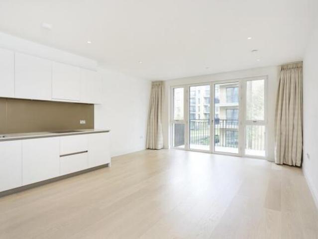3 bedroom apartment for rent in Pinewood Gardens Teddington TW11