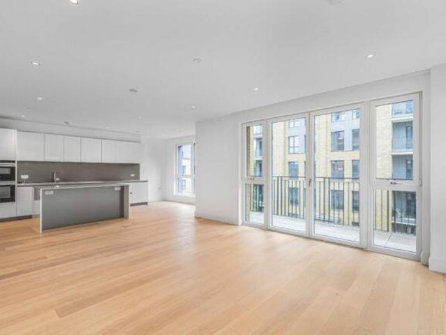 3 bedroom apartment for rent in Pinewood Gardens, Teddington, Middlesex, TW11