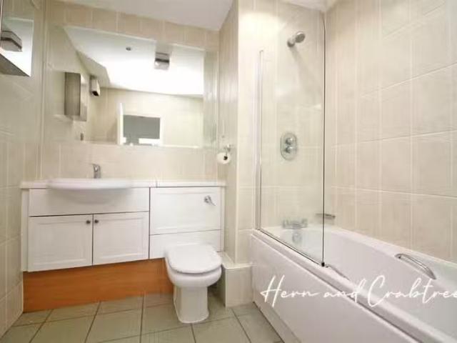 3 bedroom apartment for rent in Queen Street, Cardiff, CF10