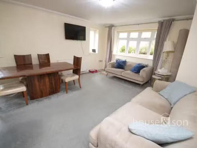 3 bedroom apartment for rent in Queens Park Avenue, BH8