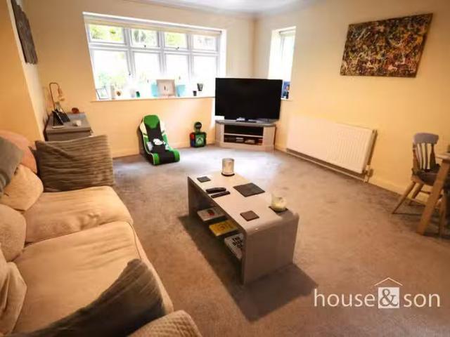 3 bedroom apartment for rent in Queens Park Avenue, BH8