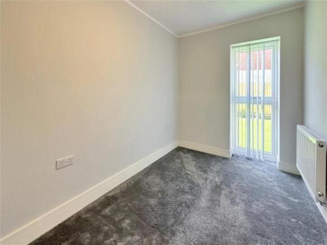 3 bedroom apartment for rent in Reddington Drive, Slough, Buckinghamshire, SL3