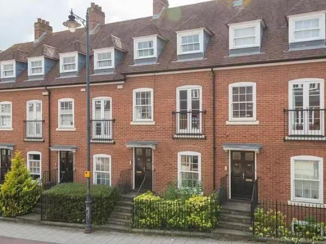 3 bedroom apartment for rent in Station Road West, Canterbury.