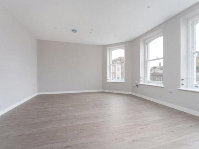 3 bedroom apartment for rent in Sutton Court Road, Sutton, SM1