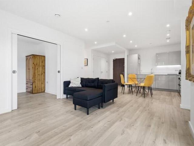 3 bedroom apartment for rent in Silvertown Way, London, E16