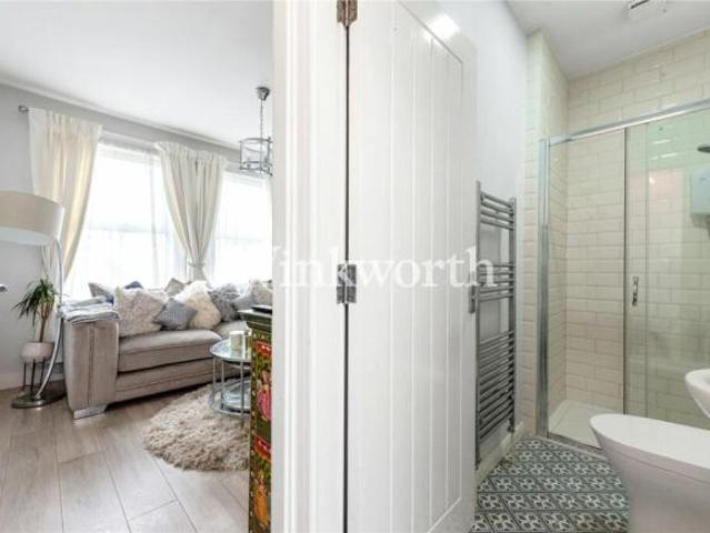3 bedroom apartment for rent in Sirdar Road, London, N22