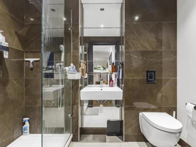 3 bedroom apartment for rent in Sopwith Way, London, SW11