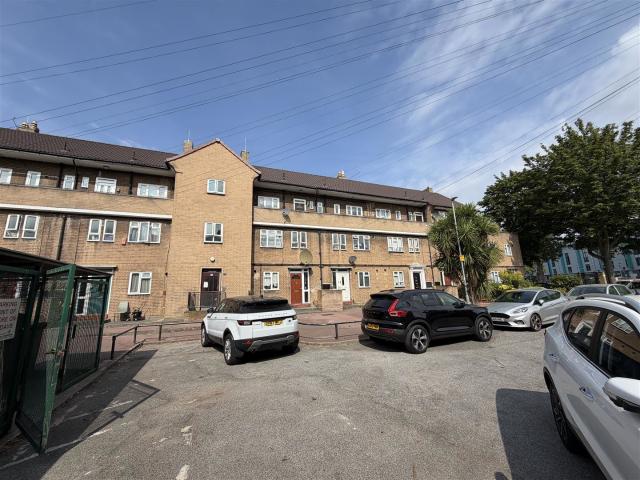3 bedroom apartment for rent in Sparrow Green, Dagenham, RM10