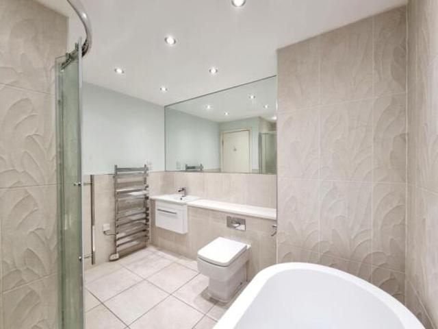 3 bedroom apartment for rent in Tate House New York Road Leeds LS2