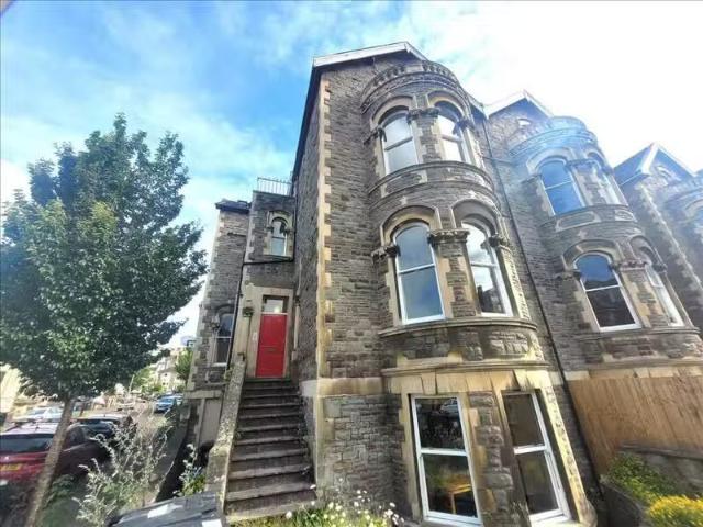 3 bedroom apartment for rent in Top Floor Flat, Waverley Road.