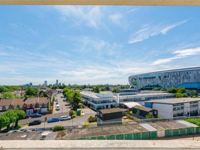 3 bedroom apartment for rent in Trulock Court, Tottemham, London, N17
