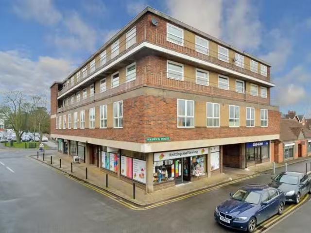3 bedroom apartment for rent in Warwick House, Station Road, K.