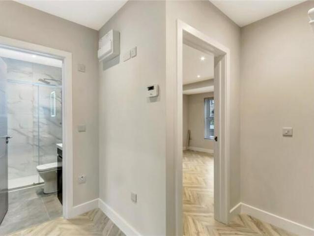 3 bedroom apartment for rent in Warwick Road, London, N11