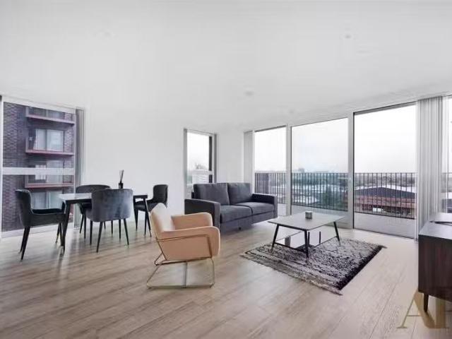 3 bedroom apartment for rent in Waterview House, Grand Union.
