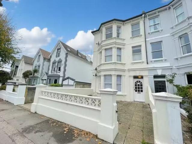3 bedroom apartment for rent in Westbourne Gardens, Hove, BN3.