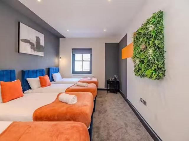 3 bedroom apartment for rent in Western Road, Brighton, BN1