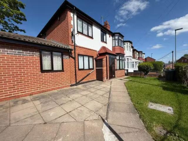 3 bedroom apartment for rent in Wood Lane, Handsworth, BIRMING.