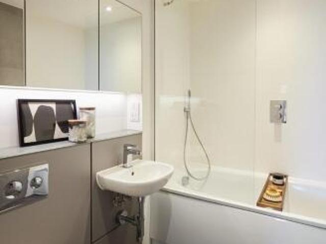 3 bedroom apartment for rent in Wood Street, Cardiff City, CF10