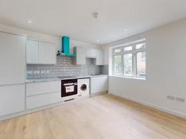 3 bedroom apartment for rent in 3 Bedroom Flat To Let In Croyd.