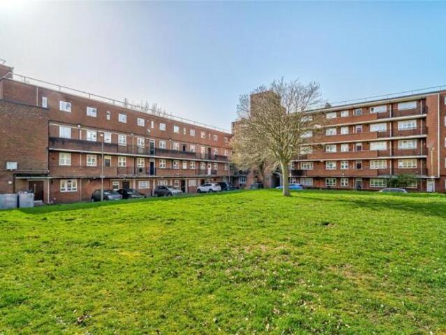 3 bedroom apartment for sale in Aldrington Road, Furzedown, SW16