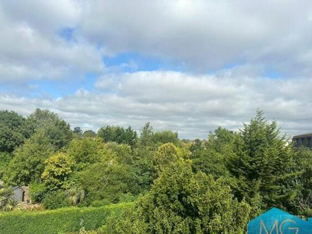 3 Bedroom Apartment For Sale In Enfield