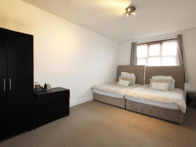 3 bedroom apartment for sale in Golders Green Road, London, NW11