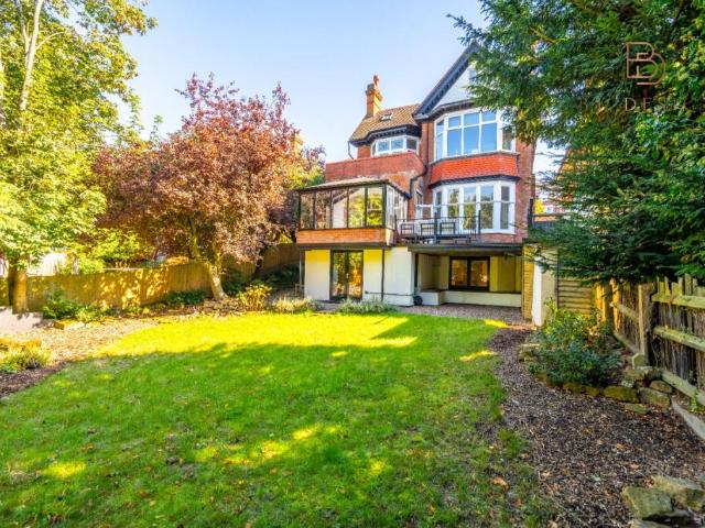 3 bedroom apartment for sale in Harlaxton Drive, Nottingham, NG7