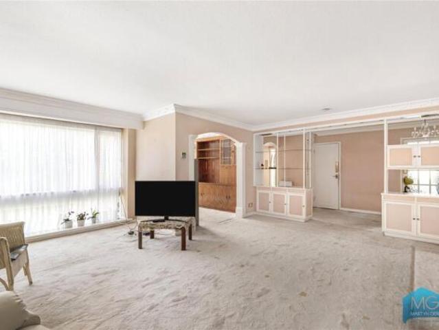 3 bedroom apartment for sale in Hendon Lane, London, N3