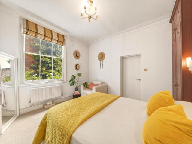 3 bedroom apartment for sale in Holles Crescent, The Park, NG7