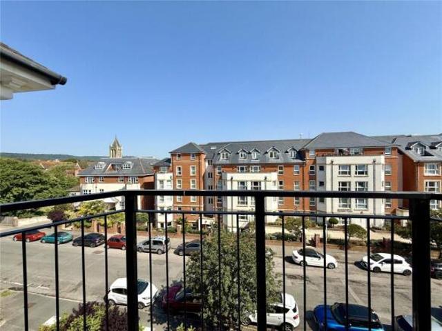 3 bedroom apartment for sale in Jevington Gardens, Eastbourne, East Sussex, BN21